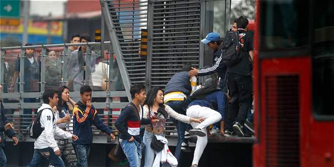Video de joven orgulloso por colarse en Transmilenio - Canal 1