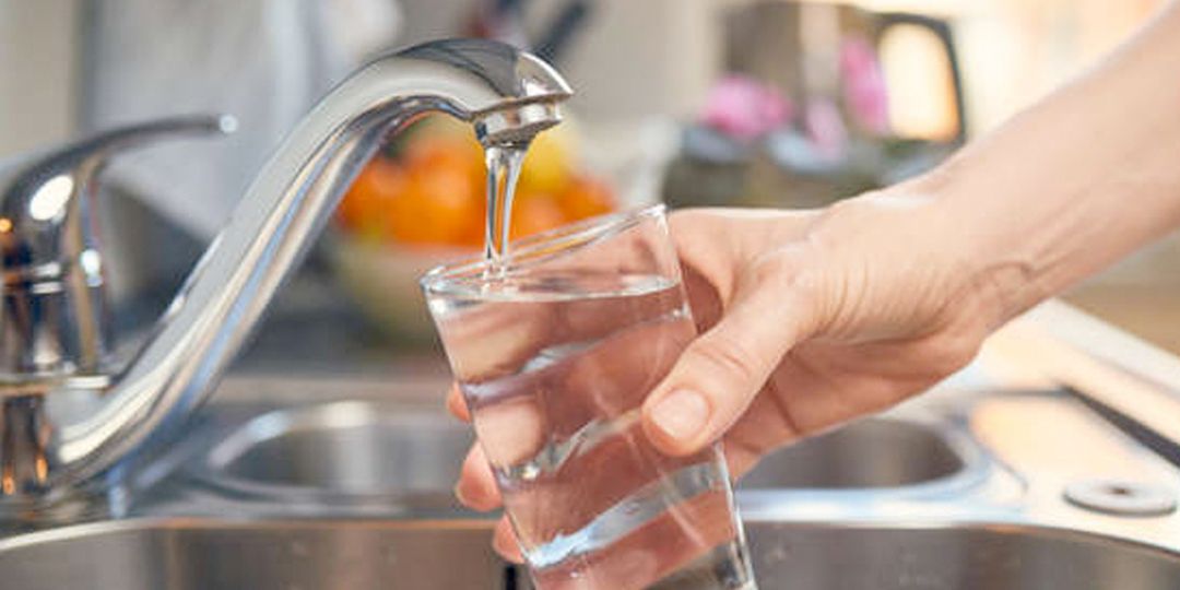 ¿Qué porcentaje de población carece de agua potable en Colombia? - Canal 1