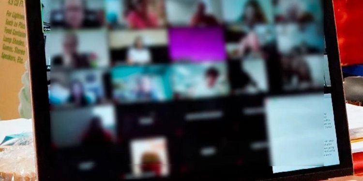 Cámara reunión virtual congresista peruana bañándose video - Canal 1
