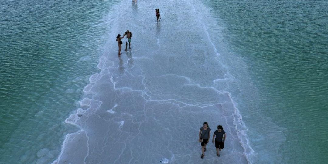 Mar muerto fotos secándose desierto cráteres cambio climático - Canal 1