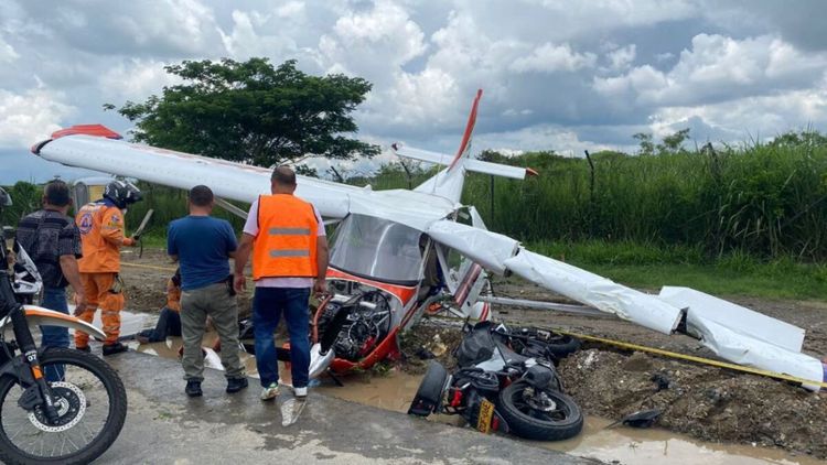 Avioneta cayó sobre una motociclista en la vía Panamericana; dejó dos personas heridas - Canal 1